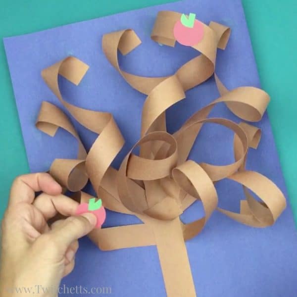 How to make a 3D apple tree craft using construction paper - Twitchetts