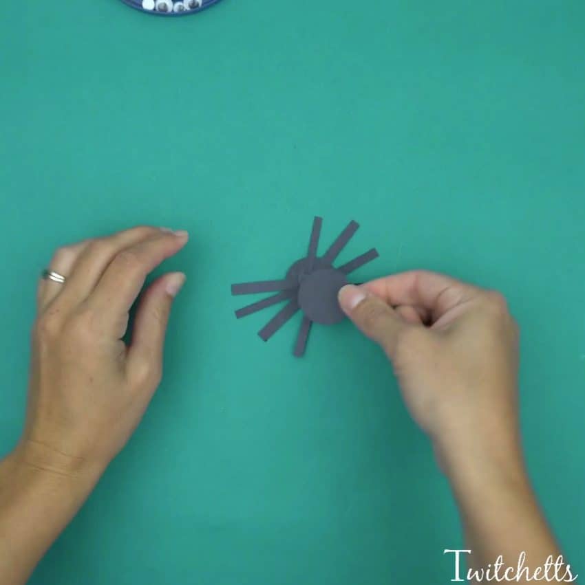 How to make fun bouncing construction paper spiders - Twitchetts