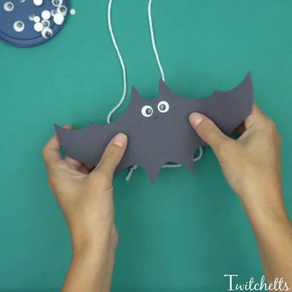 How to make fun construction paper bats that fly! - Twitchetts