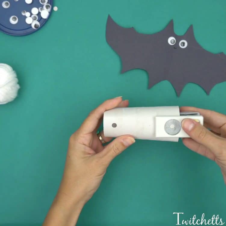 How to make fun construction paper bats that fly! - Twitchetts