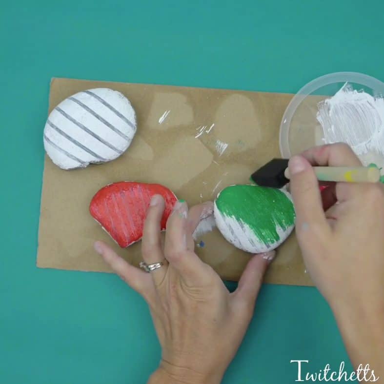 How to make easy Christmas striped stones - Twitchetts