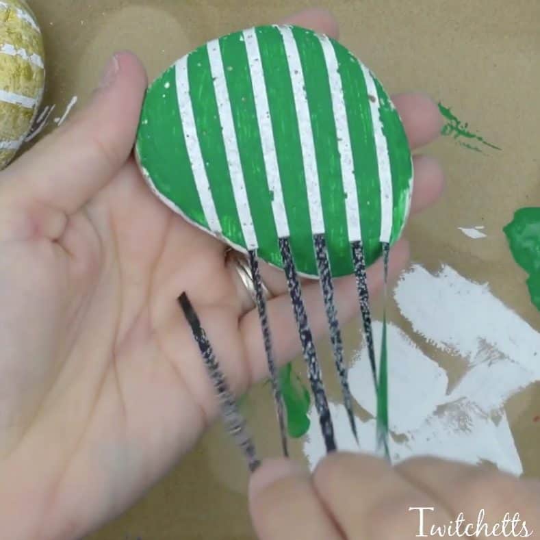 How to make easy Christmas striped stones - Twitchetts