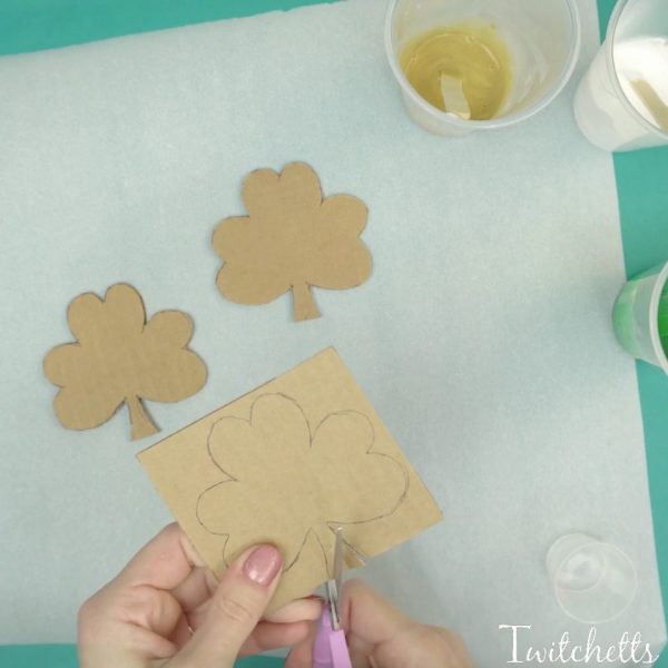How to make a pour painted shamrock mobile - Twitchetts