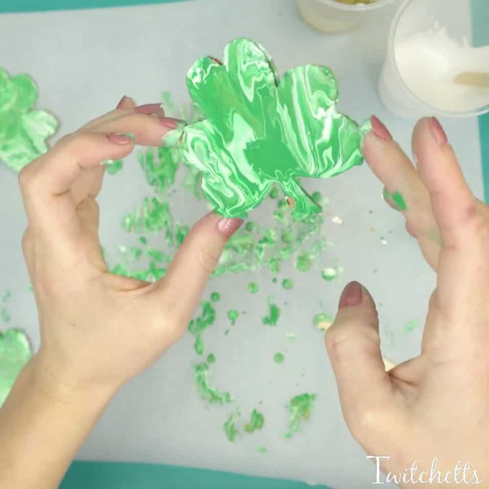 How to make a pour painted shamrock mobile - Twitchetts