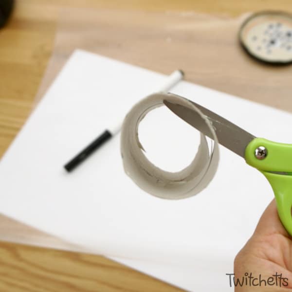 How to make fun crepe paper spiders - Twitchetts