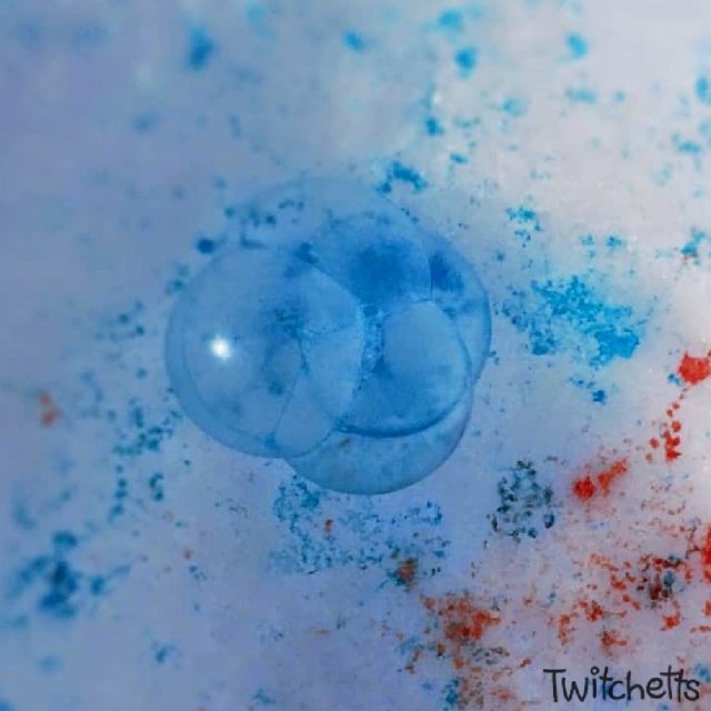 How to make a Colored Frozen Bubble: Snow day fun! - Twitchetts