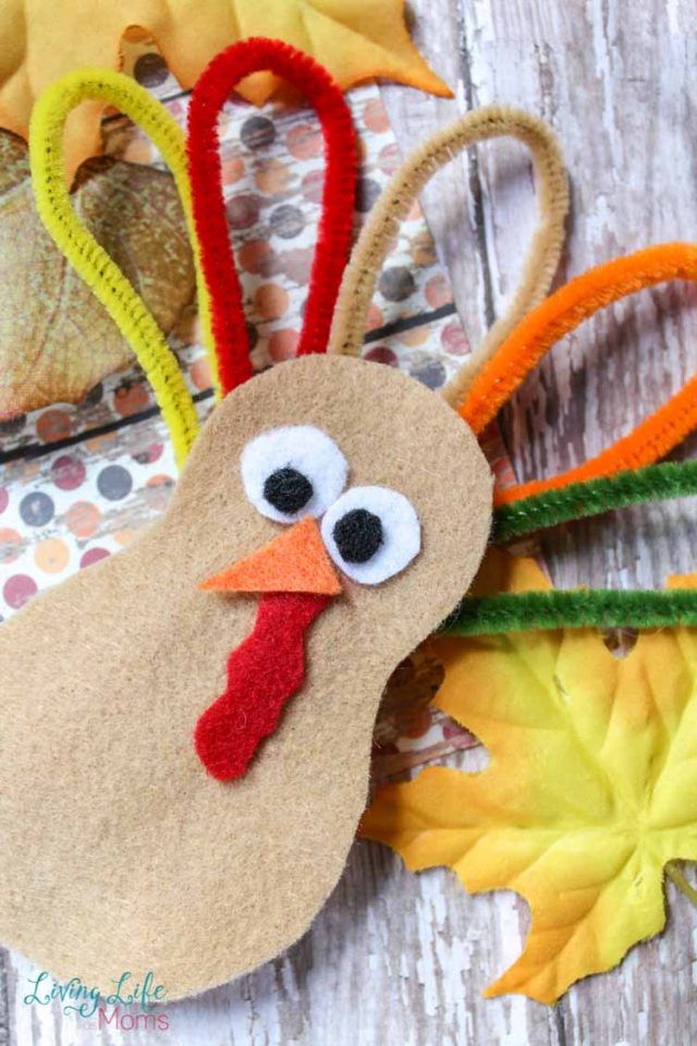 8 Fun Thanksgiving Pipe Cleaner Crafts for kids to make - Twitchetts
