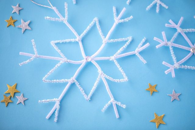 19 easy Pipe Cleaner Christmas Crafts for kids - Twitchetts