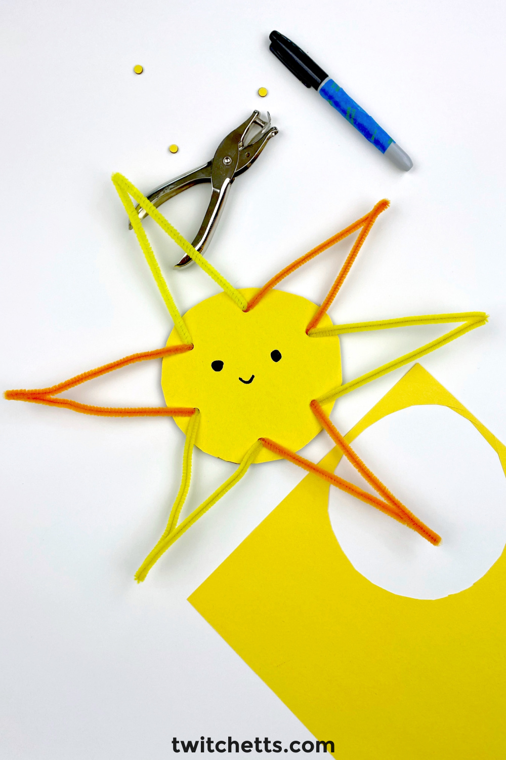 How to make an easy Pipe Cleaner Sun Craft for Preschoolers - Twitchetts