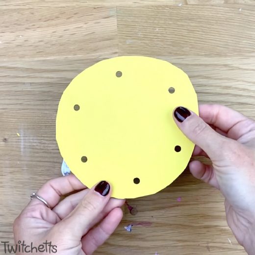 How to make an easy Pipe Cleaner Sun Craft for Preschoolers - Twitchetts