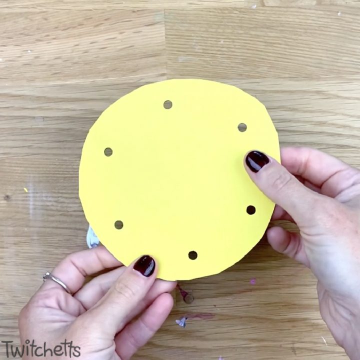 How to make an easy Pipe Cleaner Sun Craft for Preschoolers - Twitchetts