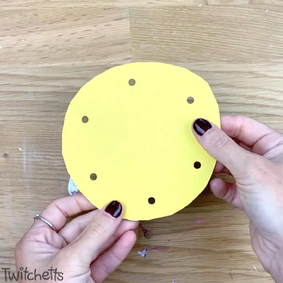 How to make an easy Pipe Cleaner Sun Craft for Preschoolers - Twitchetts