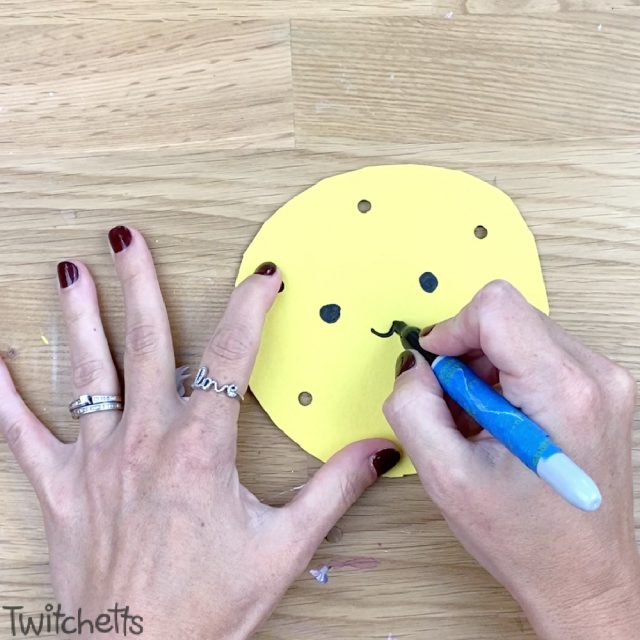 How to make an easy Pipe Cleaner Sun Craft for Preschoolers - Twitchetts