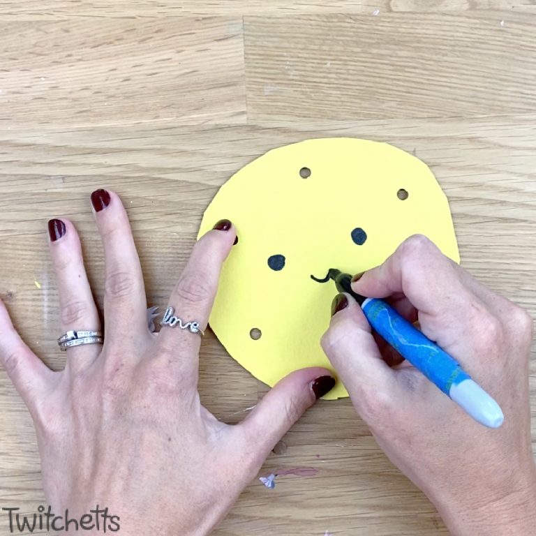 How to make an easy Pipe Cleaner Sun Craft for Preschoolers - Twitchetts
