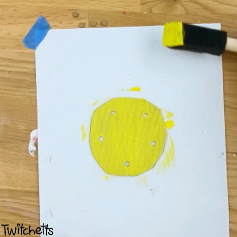 How to make a cardboard and pipe cleaner flower craft with kids