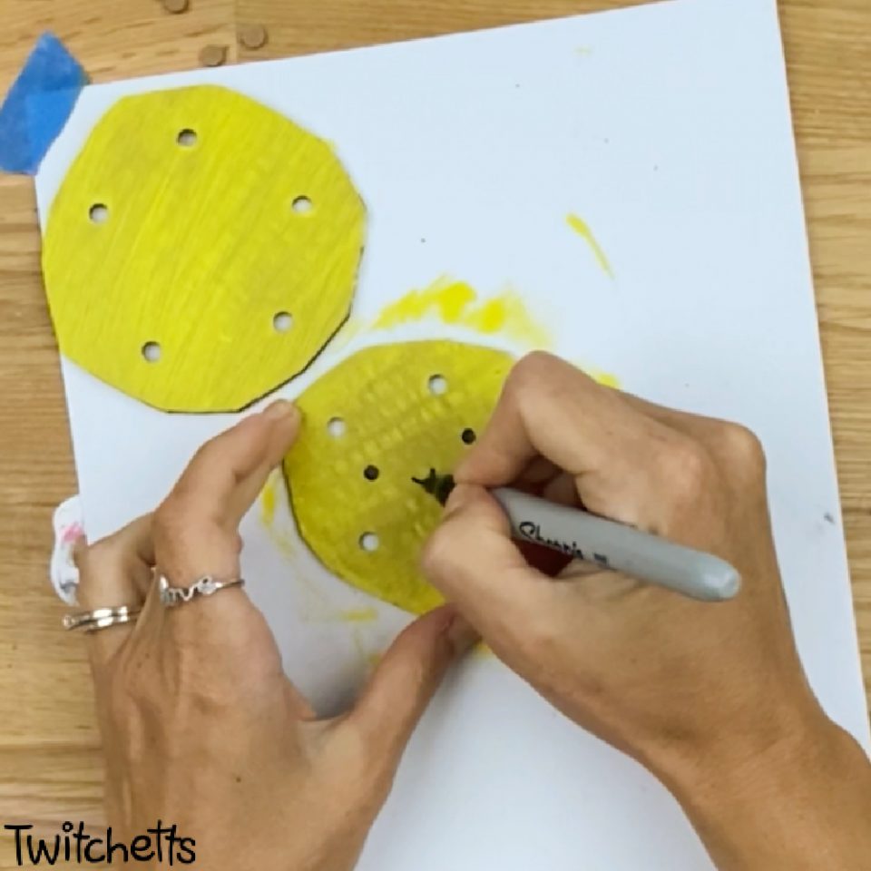 How to make a cardboard and pipe cleaner flower craft with kids