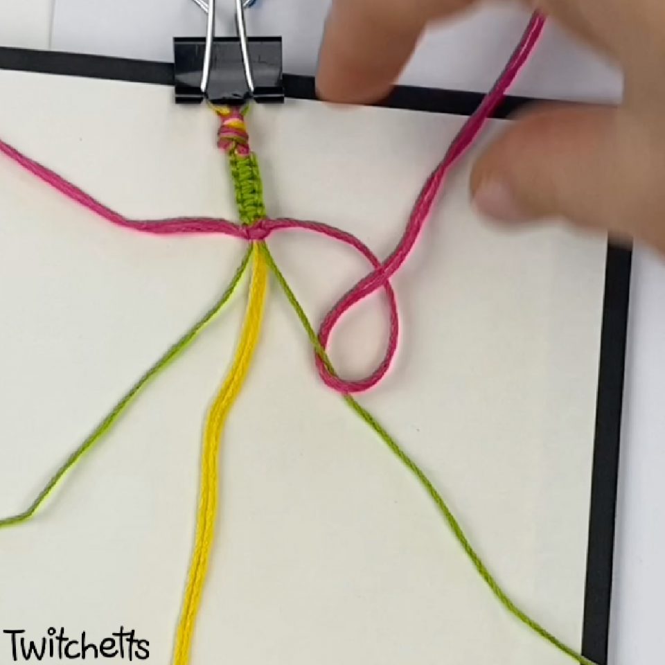 How to make a flower friendship bracelet: daisy chain pattern